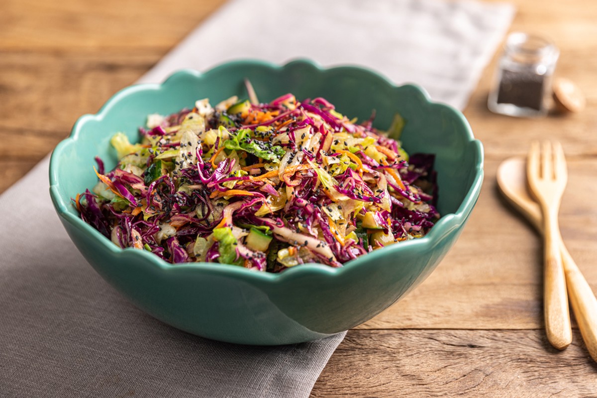 Salada picadinha com molho oriental | Cozinha Prática | Receitas