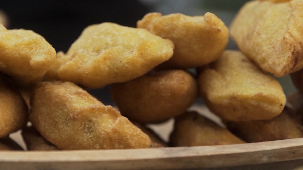 Pastel de angu com recheio de umbigo de bananeira | Pães e salgados ...