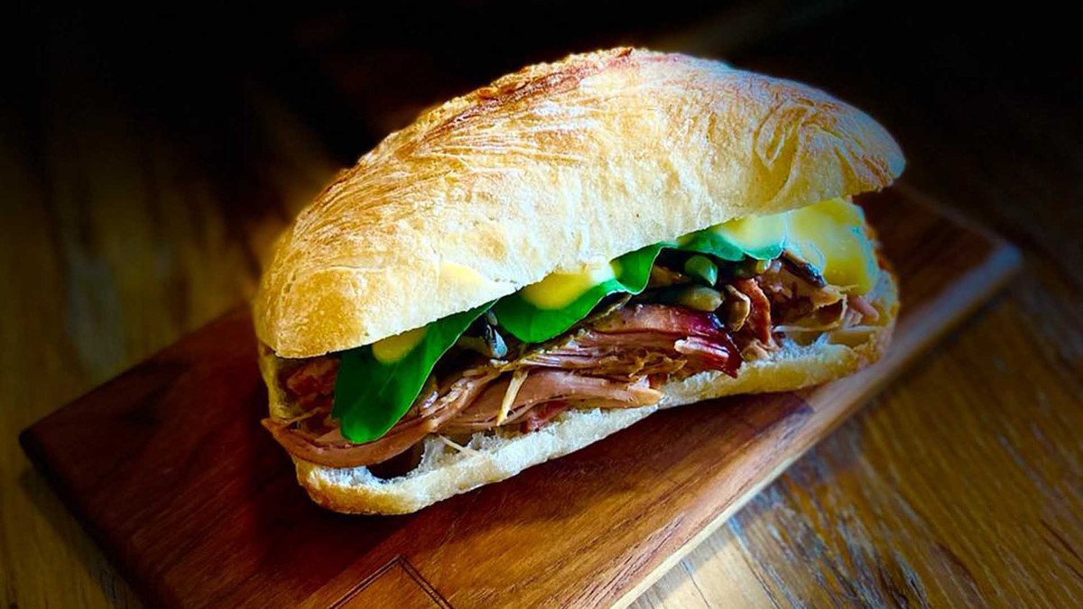 Sanduíche de pão ciabatta caseiro com pulled pork | Pães e salgados ...