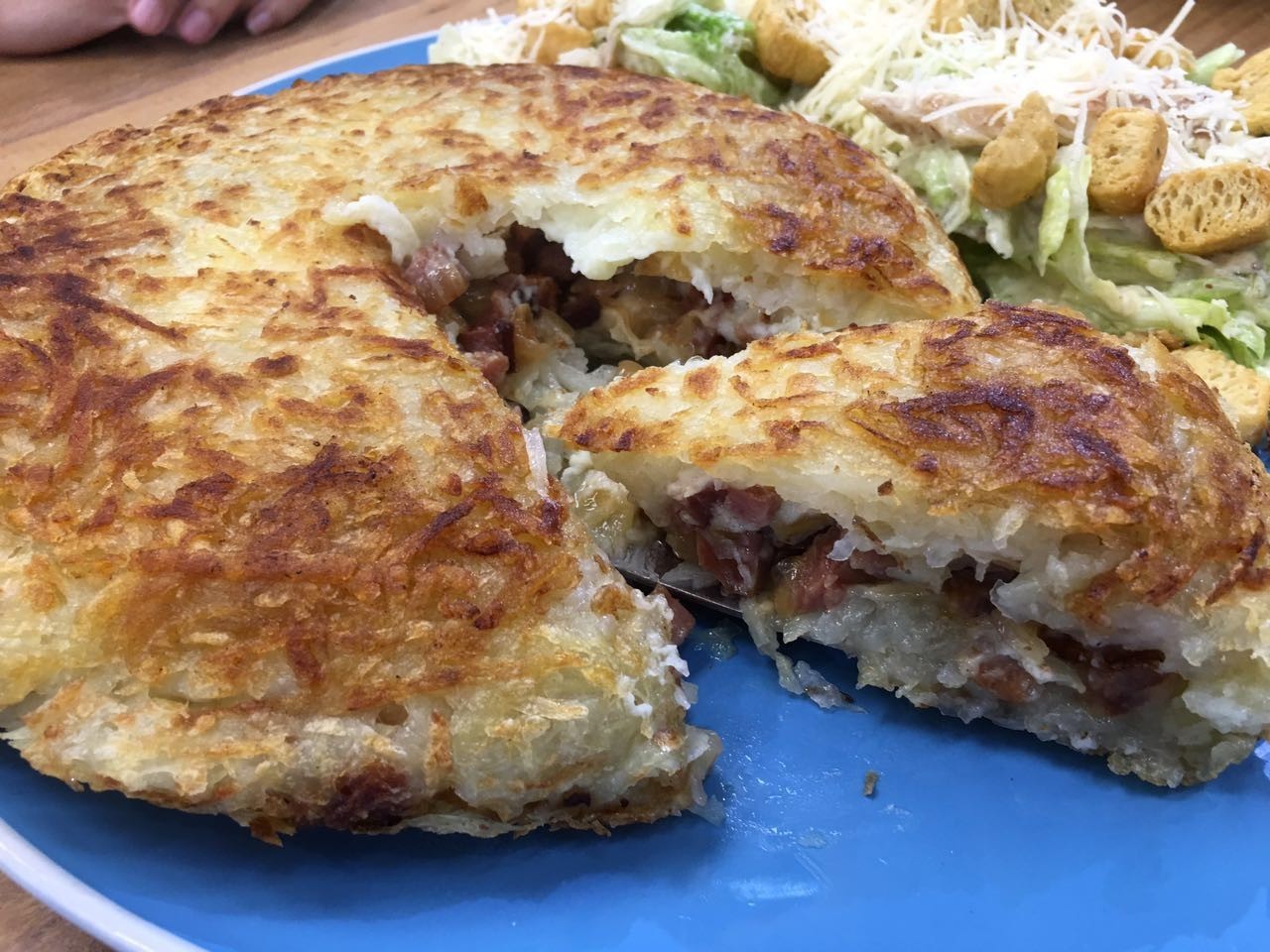 Batata rostie com salada Caesar