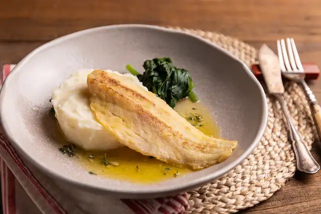 Peixe grelhado com molho de manteiga e limão | Receitas