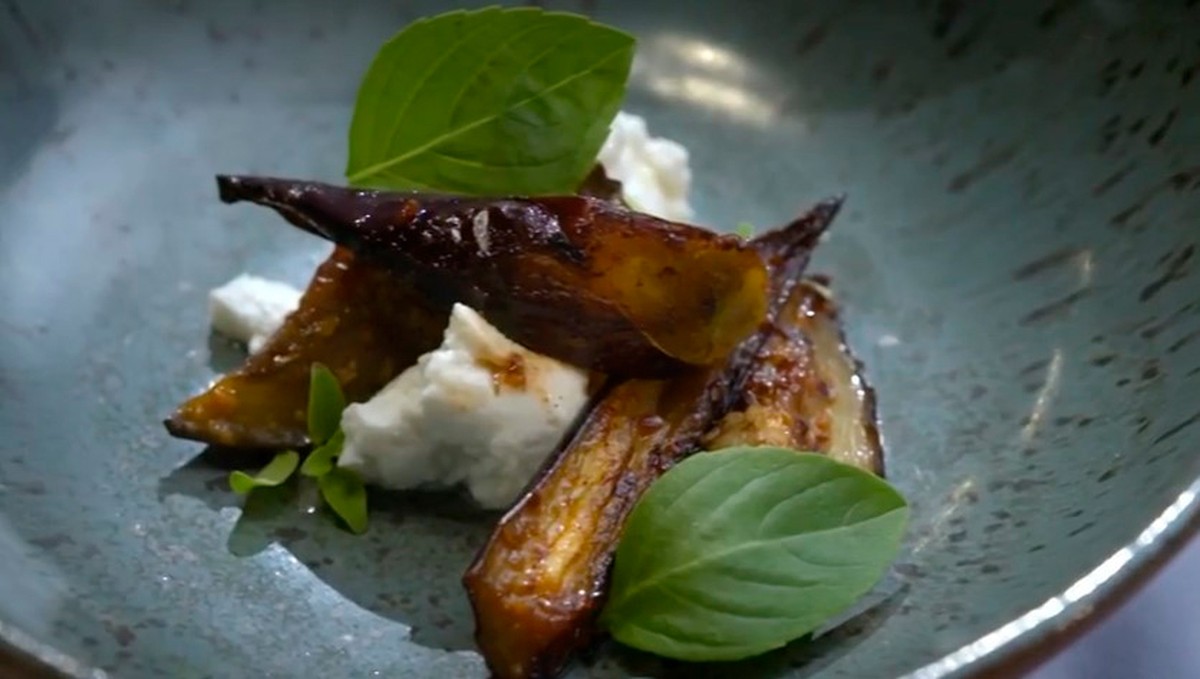 Berinjela salteada com ricota assada, menta e melado | Alma de ...