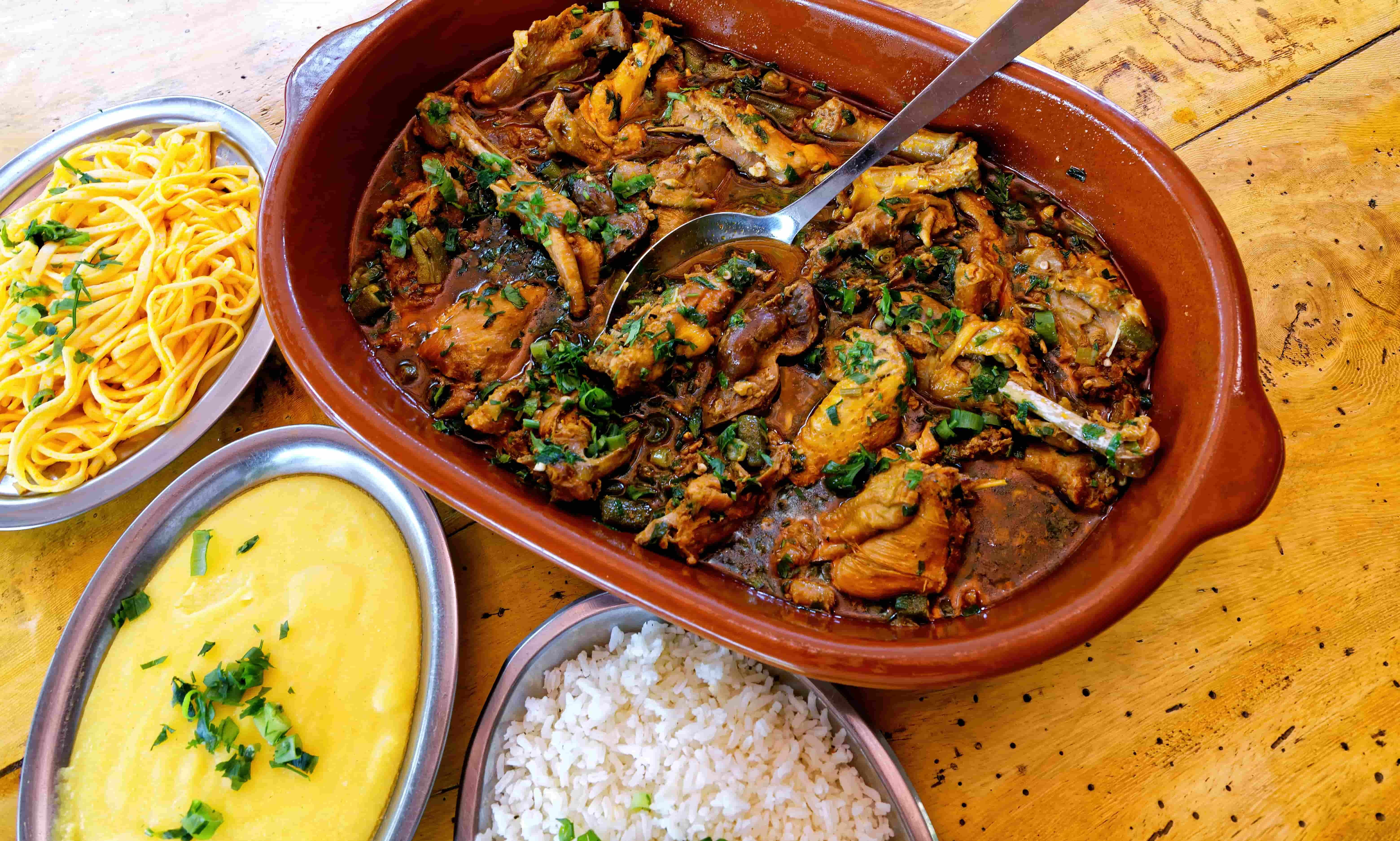 frango com quiabo e polenta