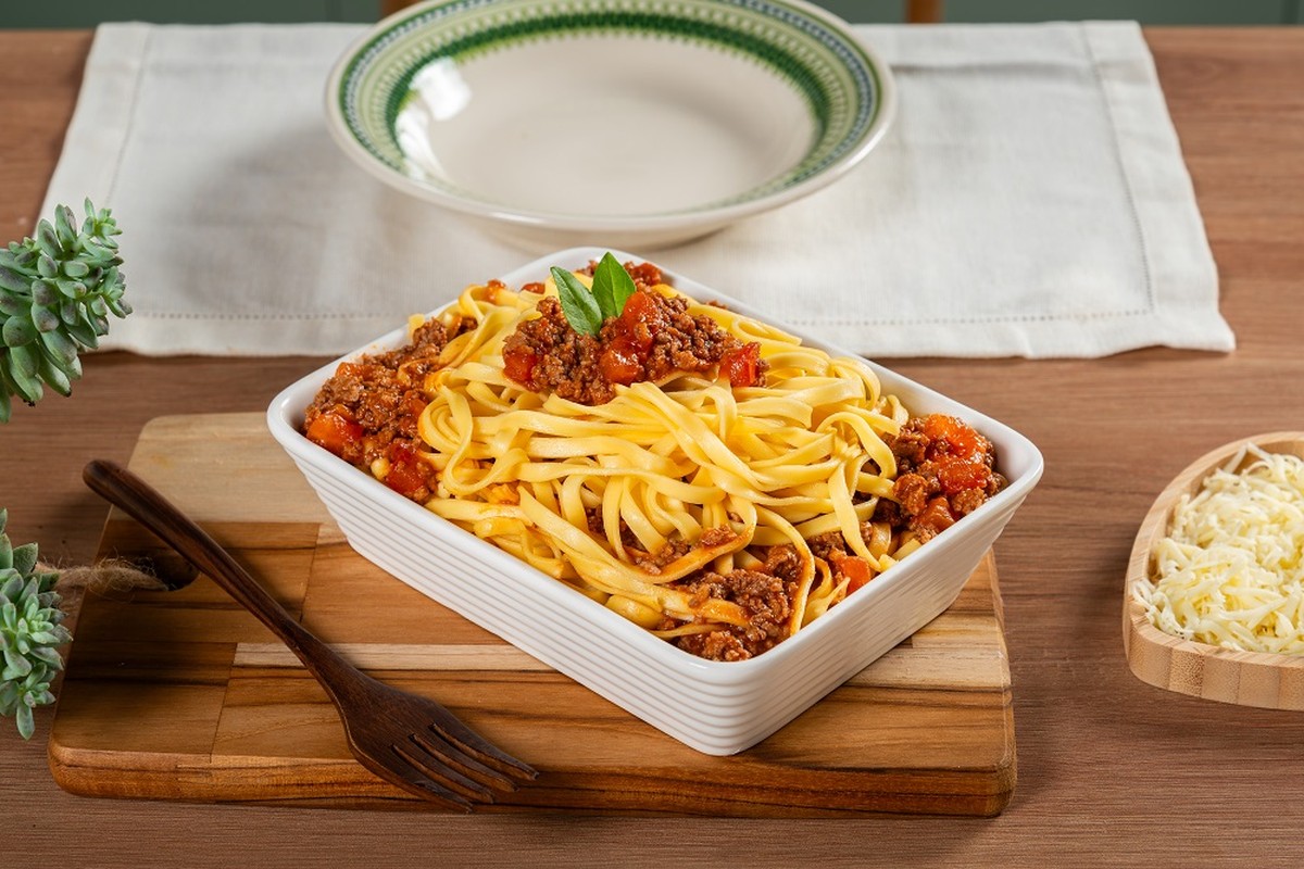 Talharim caseiro ao molho à bolonhesa | Receitas Romanha | Receitas