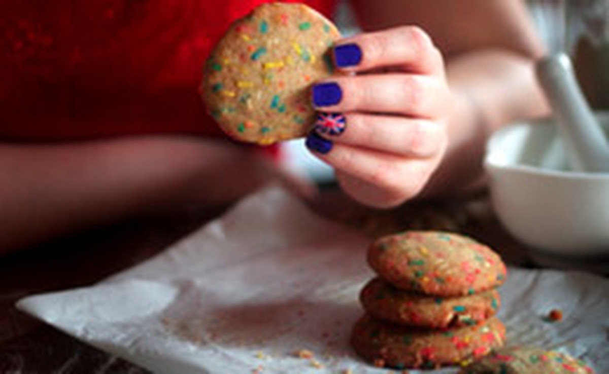 Cookies com especiarias e confeitos coloridos | Doces e sobremesas ...
