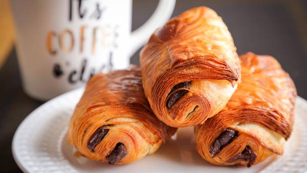 Pain au chocolat: pão com massa folhada e recheio de chocolate | Receitas
