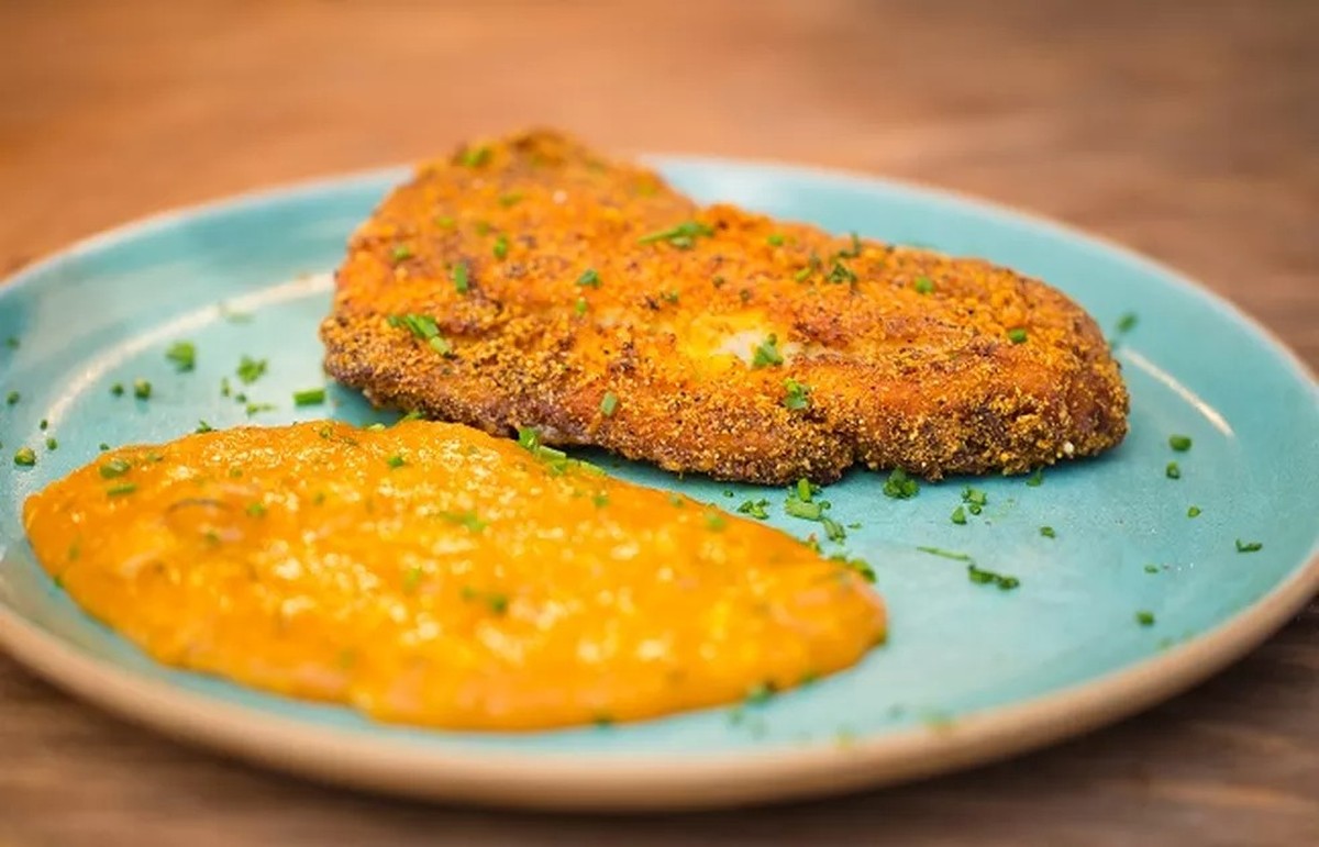 Filé de robalo com manteiga de urucum e pirão | Tempero de Família ...