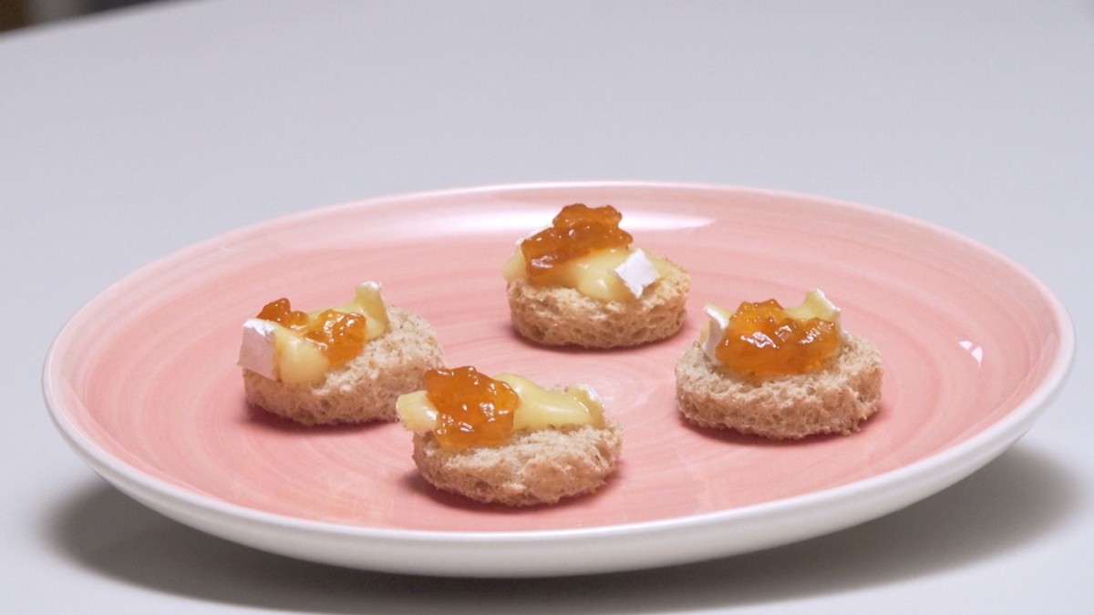 Canapé de queijo brie com geleia de damasco | Fazendo a Festa | Receitas