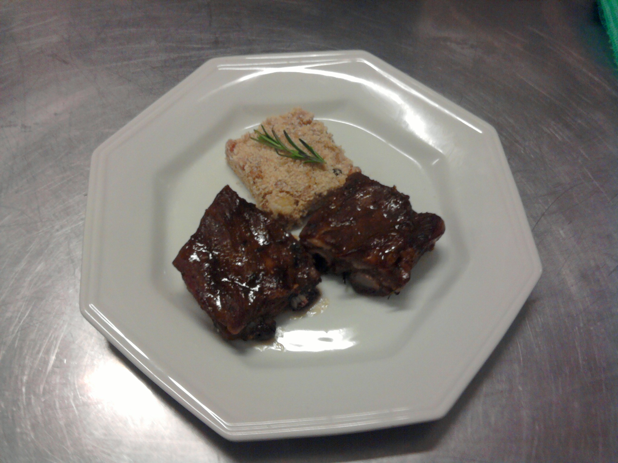 Costelas Suínas ao Molho Barbecue com Farofa de Maçã Verde | Receitas