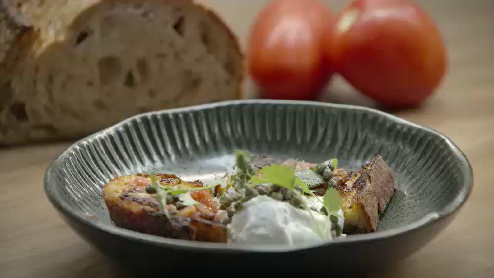 Pan tomaca com molho de alcaparras | Receitas