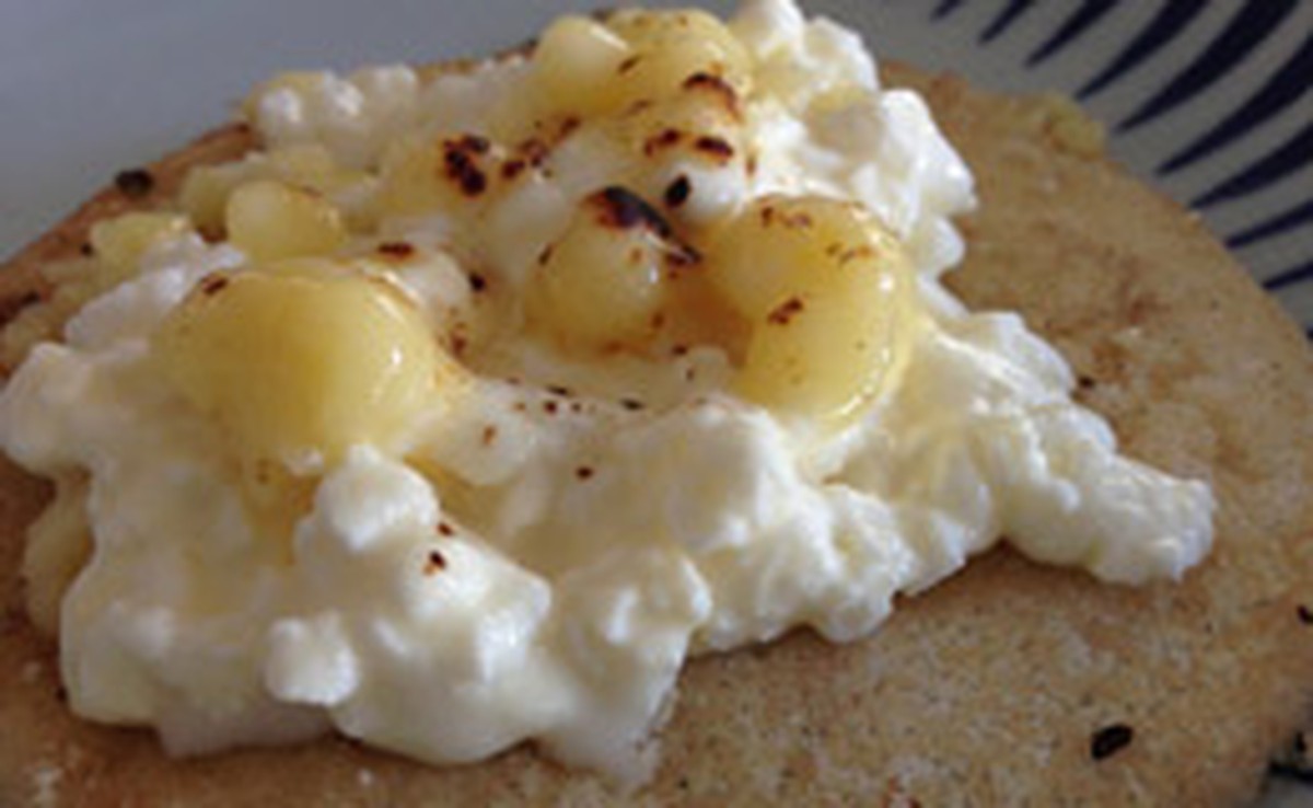 Tapioca crocante com cottage e queijo minas padrão | Pães e salgados ...