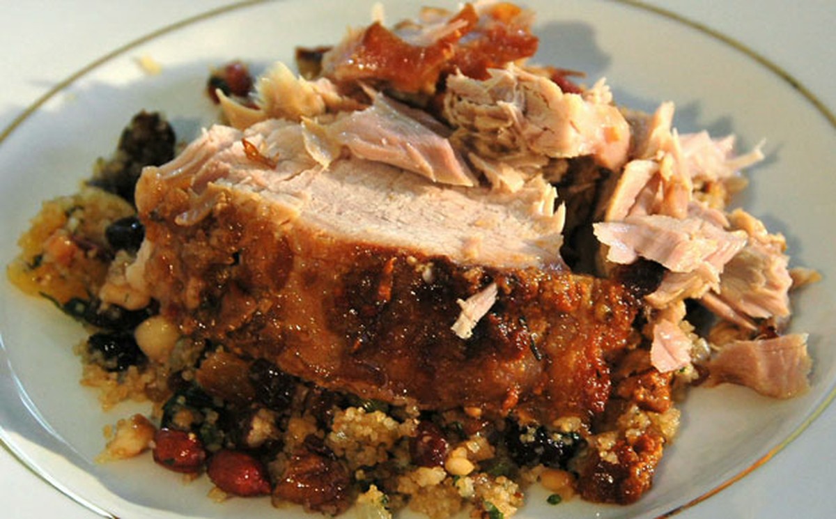 Carré de porco assado com cuscuz de frutas secas e nozes | Que ...