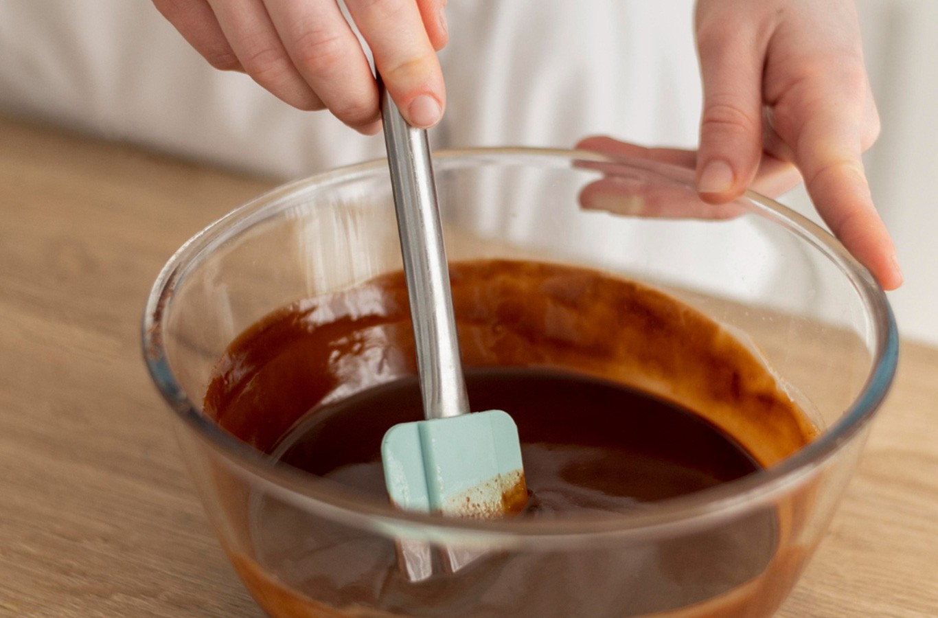 Temperar chocolate: Rita Lobo ensina técnica para fazer em casa | Receitas