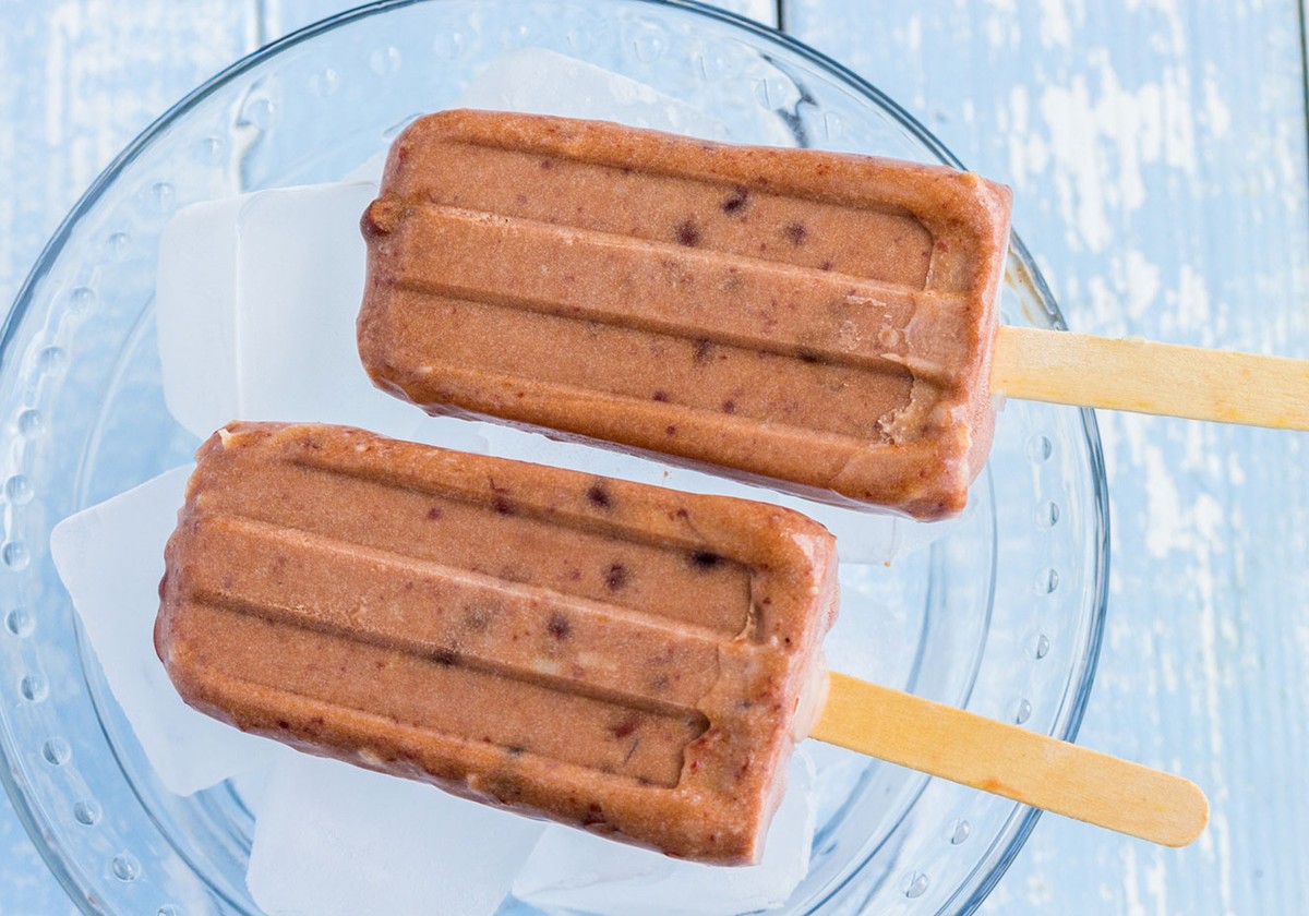 Picolé de chocolate com whey protein ajuda a matar a vontade de doce ...