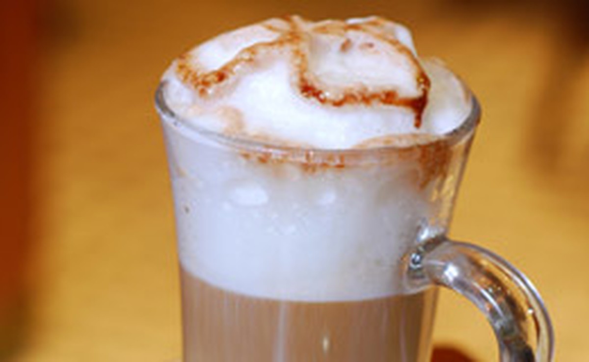 Mocaccino: café, calda de chocolate e espuma de leite | Drinks e ...
