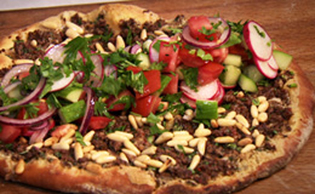 Pizza turca de carne moída com salada | Pizzas | Receitas