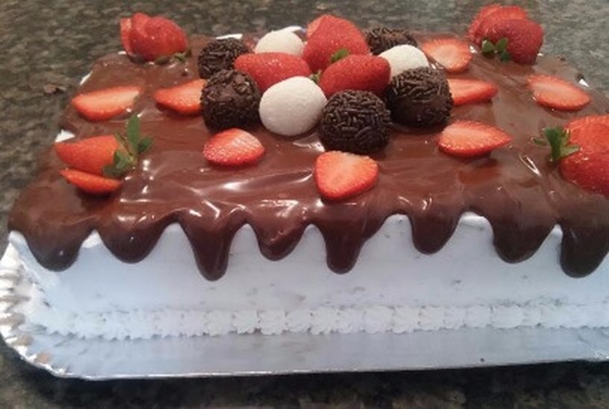Bolo delícia de chocolate e morango | Doces | Receitas