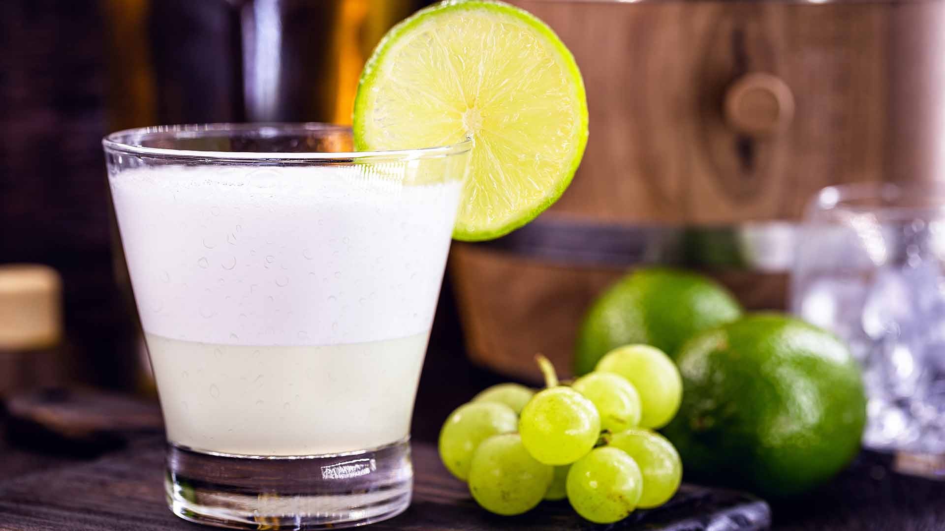 Konirinha: caipivodka de limão-siciliano, uva e pimenta-rosa | Receitas