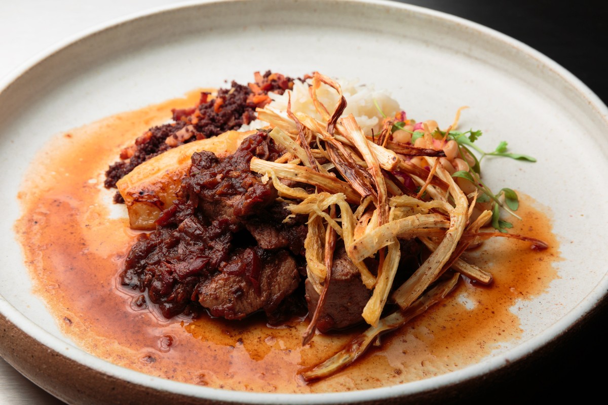 Picadinho de cordeiro com salada de feijão manteiga e crocante de ...