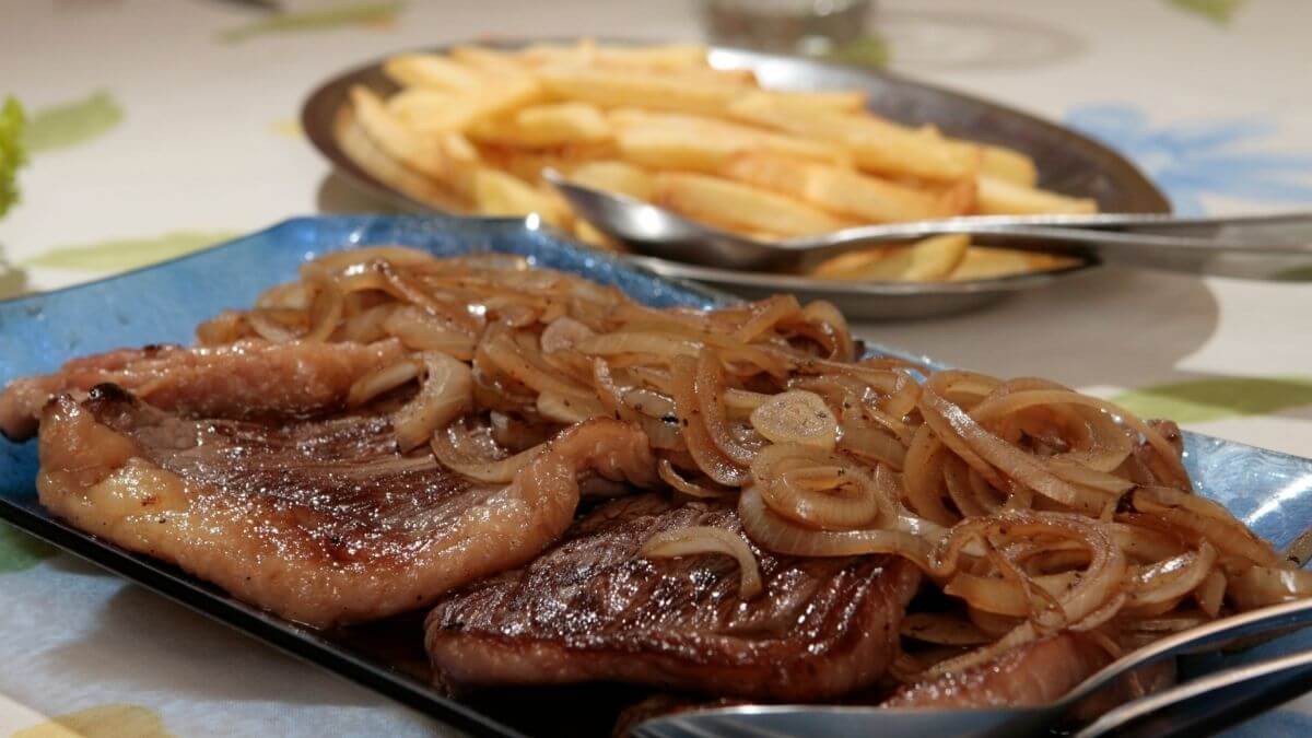 Bife de patinho acebolado | Salgados | Receitas