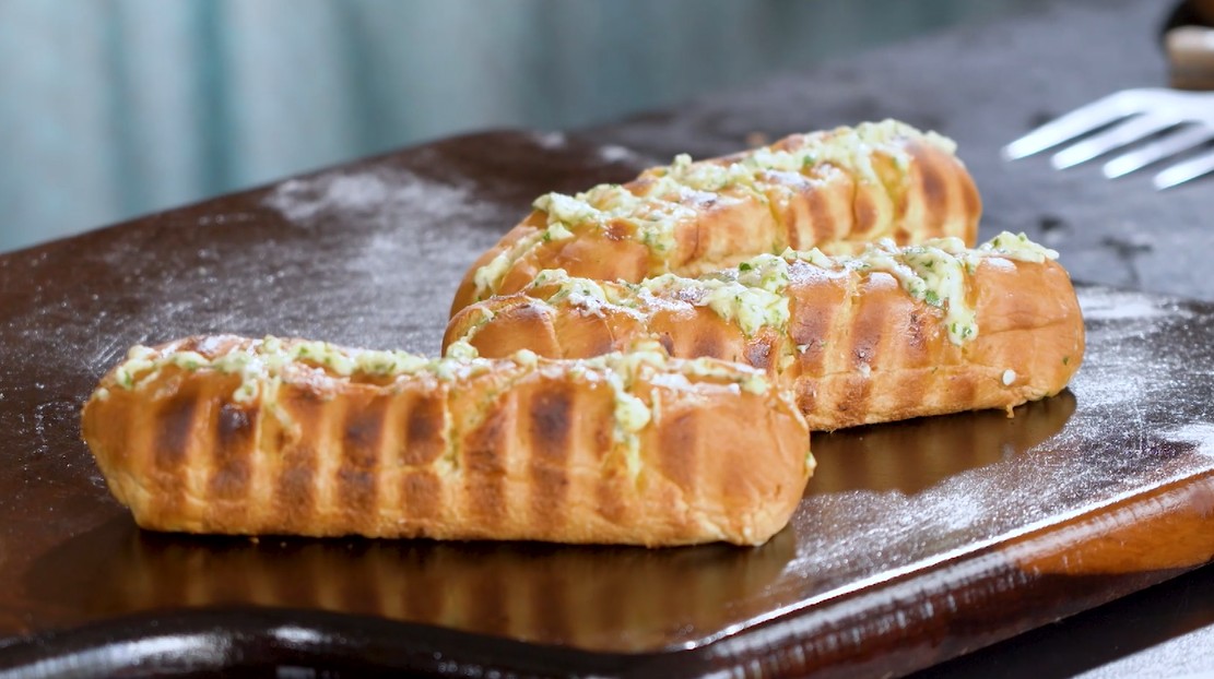 Pão de alho caseiro recheado | Receitas