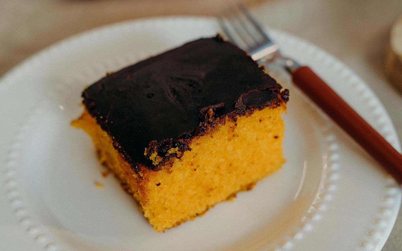 Bolo de cenoura de liquidificador: receita fácil com cobertura | Receitas