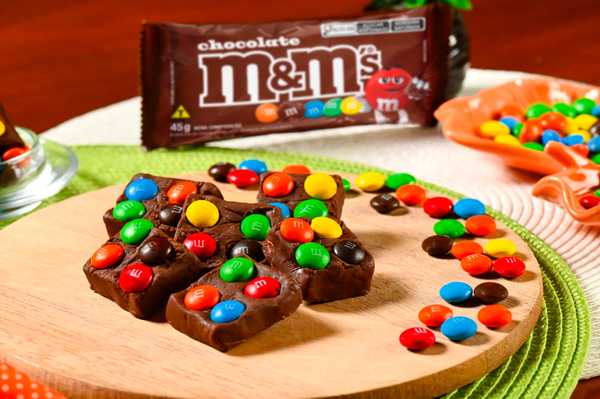 Fudge com M&M'S Tradicional: Aprenda a deixar uma receita simples ...