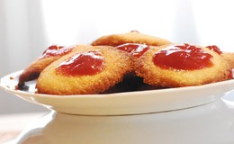 Biscoito amanteigado com calda de goiabada