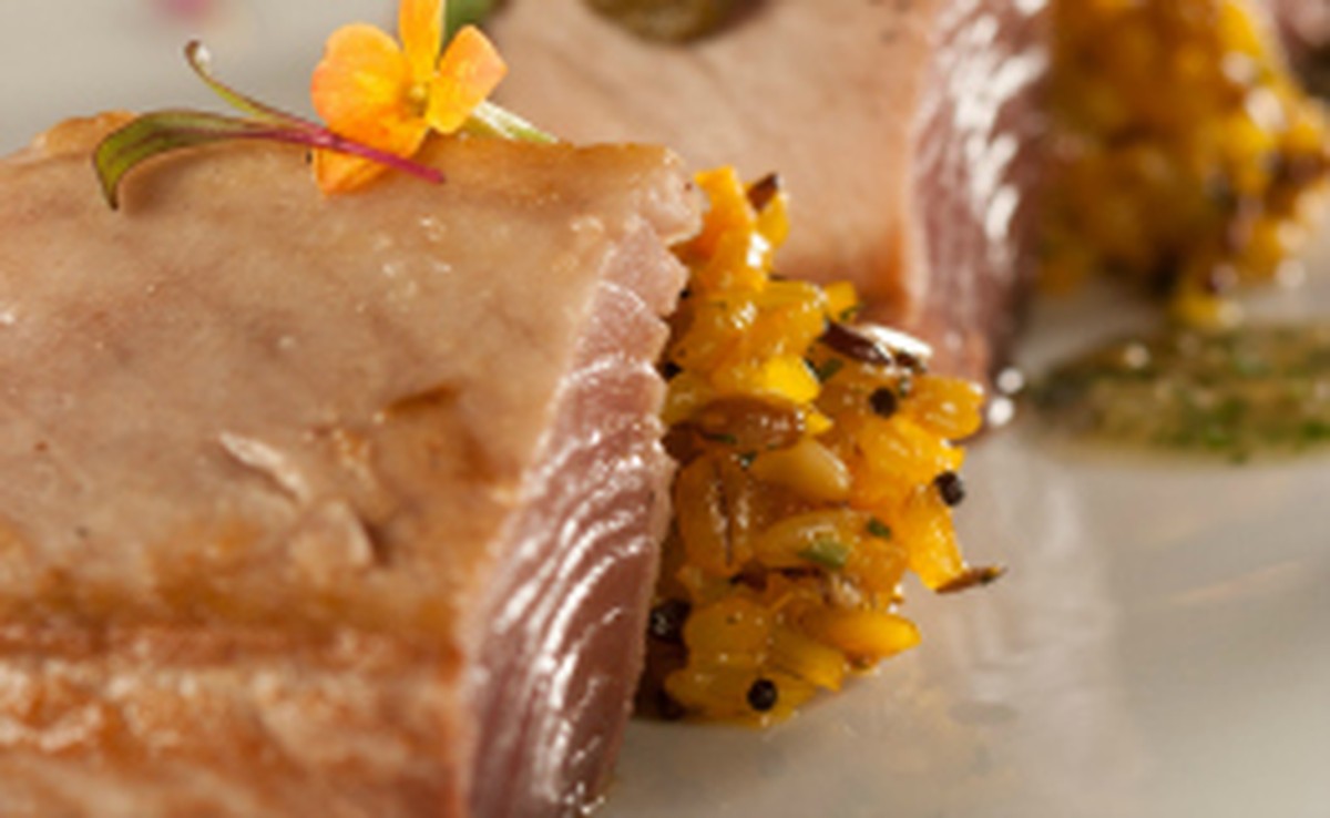 Baby atum com molho cremoso de alcaparras