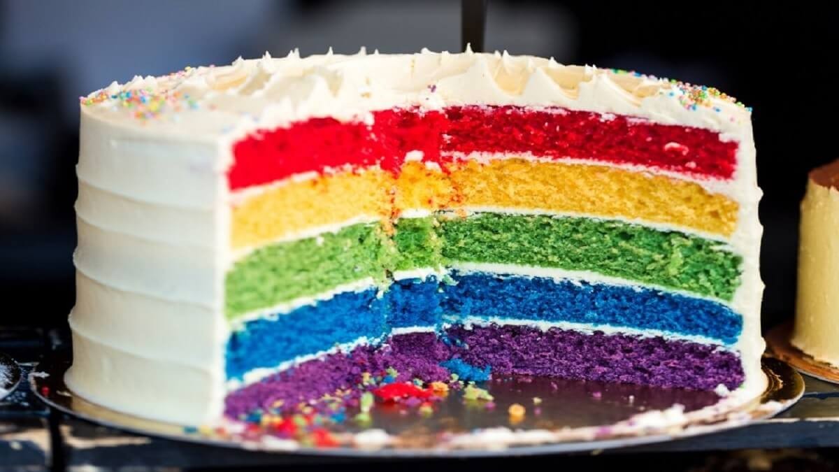 Bolo colorido em camadas | Doces | Receitas