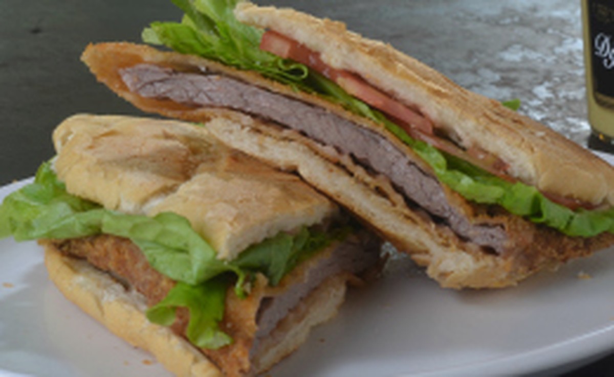 Sanduíche de filé à milanesa com molho rosé | Pães e salgados | Receitas