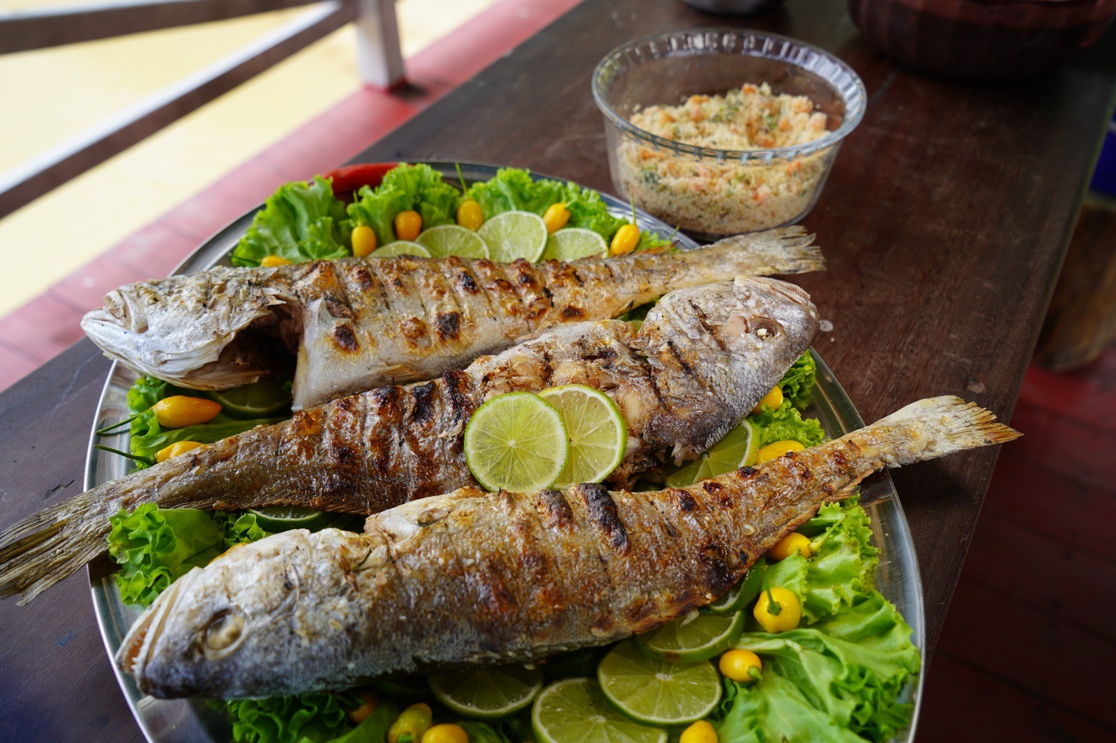 Dourada recheada com farofa de camarão | Receitas