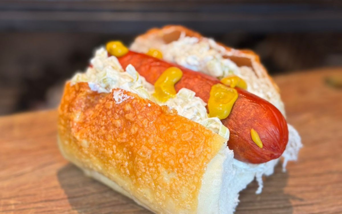 Super Hot Dog do Chef Sandro Massa com Salsichão Defumado Avivar | Receitas