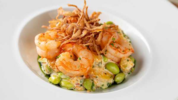 Salpicão de camarão com cebola palha do chef Elia Schramm | Receitas