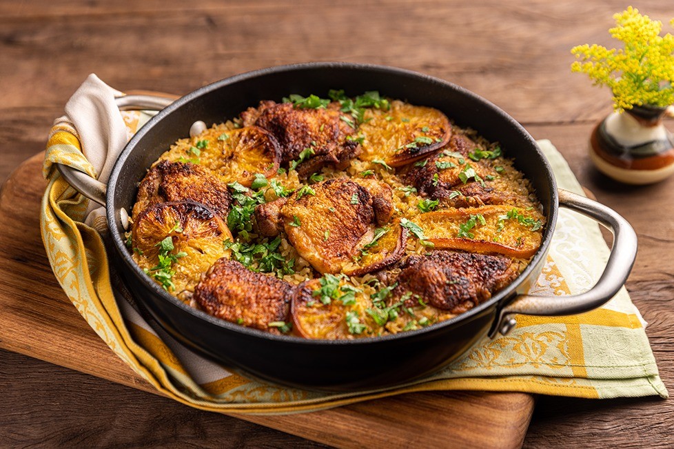 Sobrecoxa ao curry com arroz e laranja | Receitas