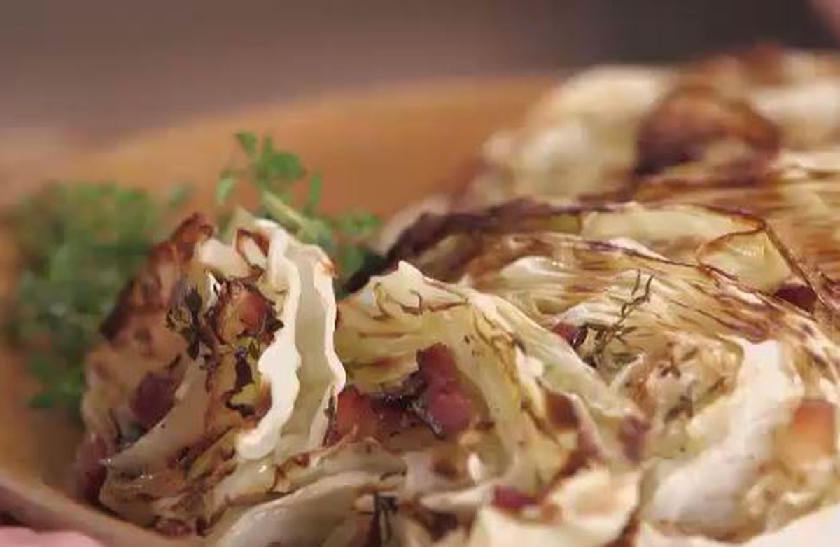Como fazer repolho assado com bacon | Cozinha Prática | Receitas