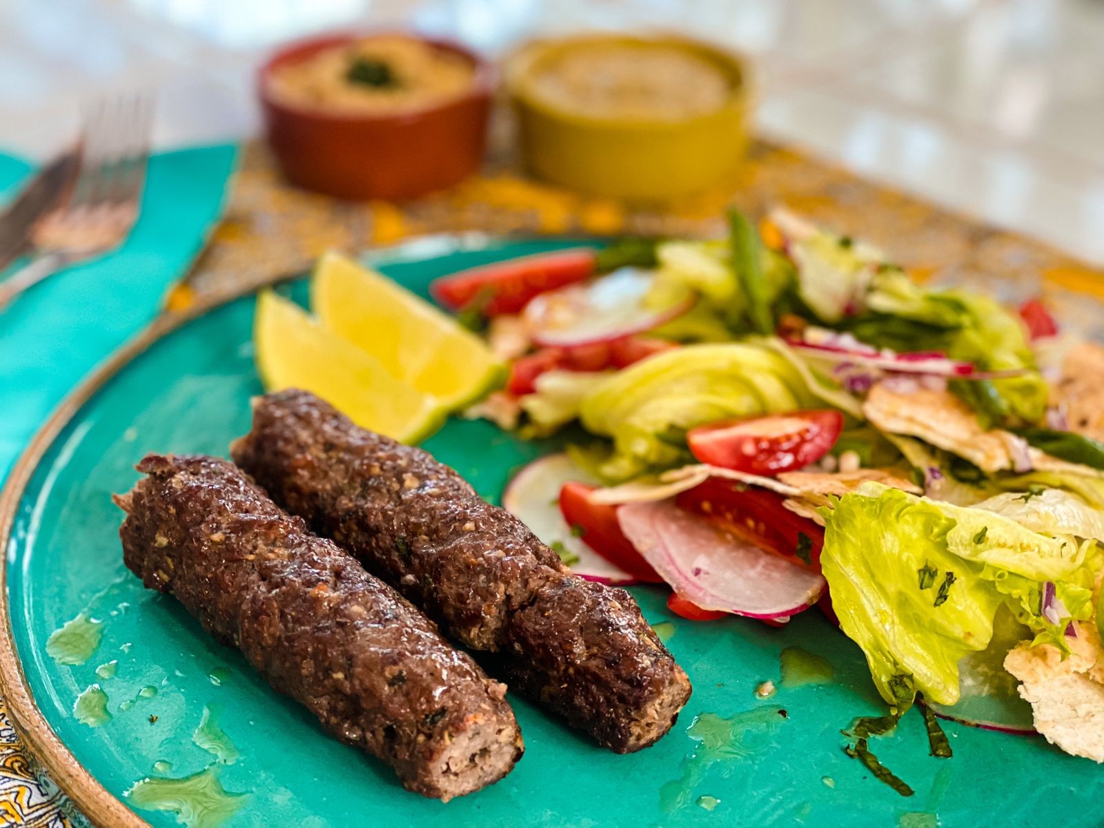Kafta bovina com homus tahine e babaganush | Receitas