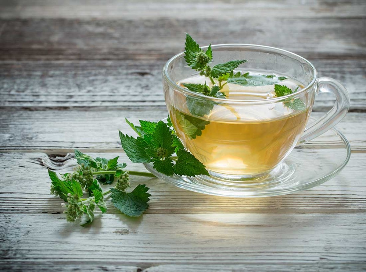 Chá de erva-cidreira: veja para que serve e como fazer | Alimentação e ...