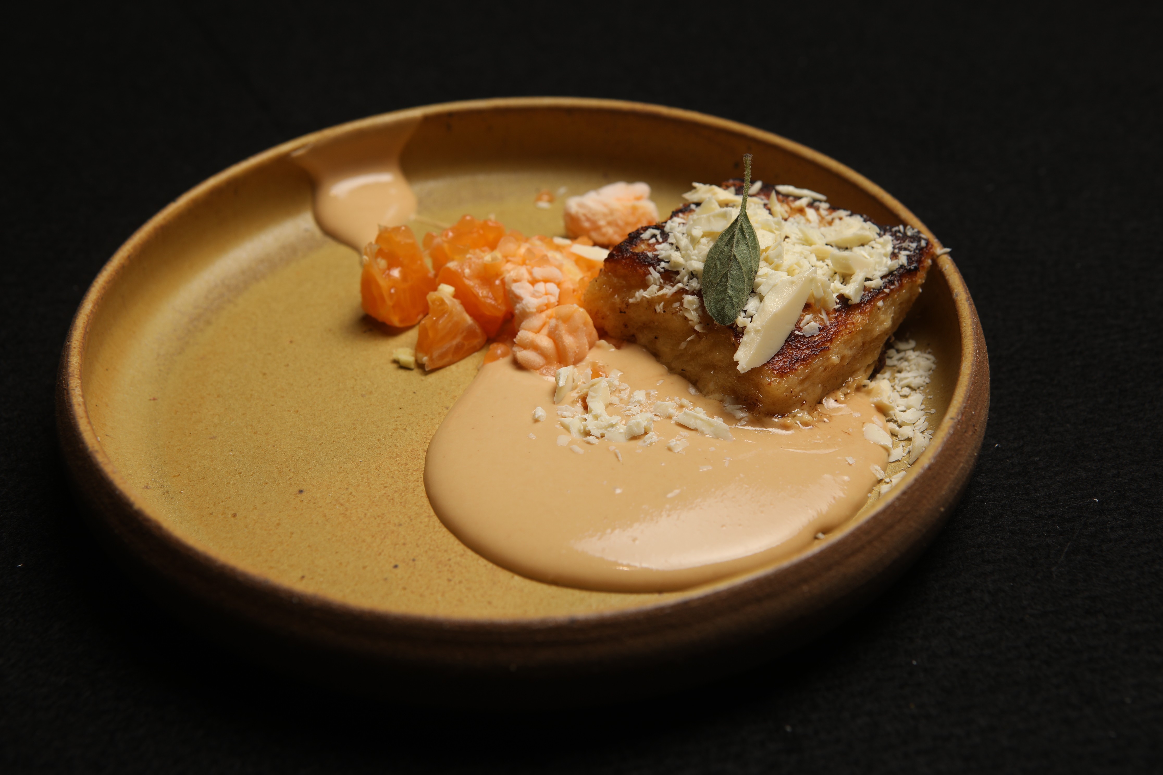 Fatia de parida, toffee de coalhada, chocolate branco e tangerina nitro ...