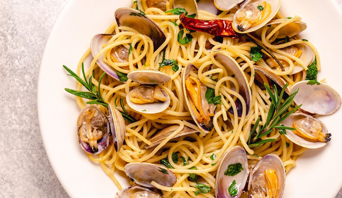 Spaghetti ao vôngole: um clássico italiano pouco conhecido no Brasil ...
