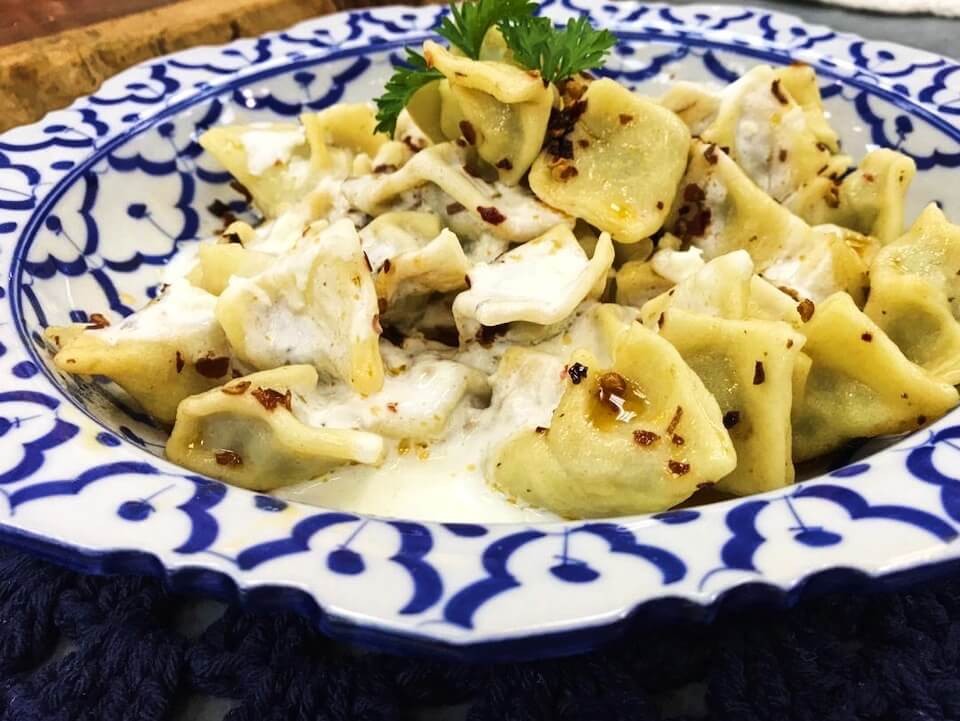 Ravióli turco, azeite de pimenta e iogurte com alho | Receitas
