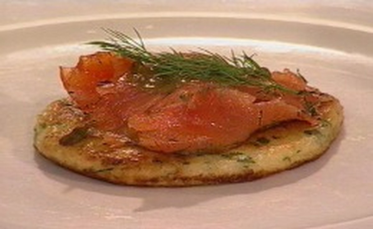 Salmão gravlax e blinis de aipim | Peixes e frutos do mar | Receitas