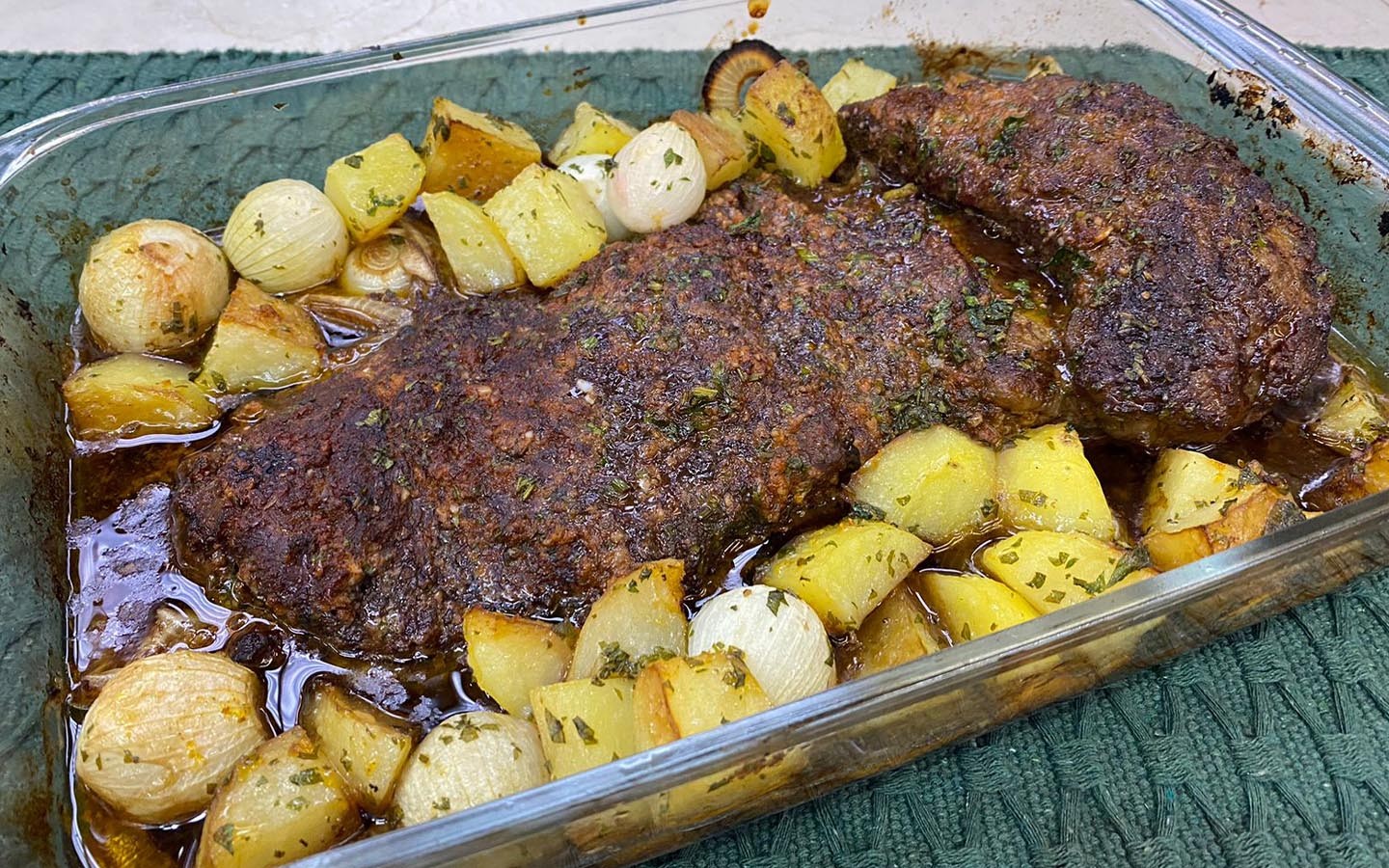 Fraldinha no forno com cebolas e batatas da Talitha Morete | Receitas