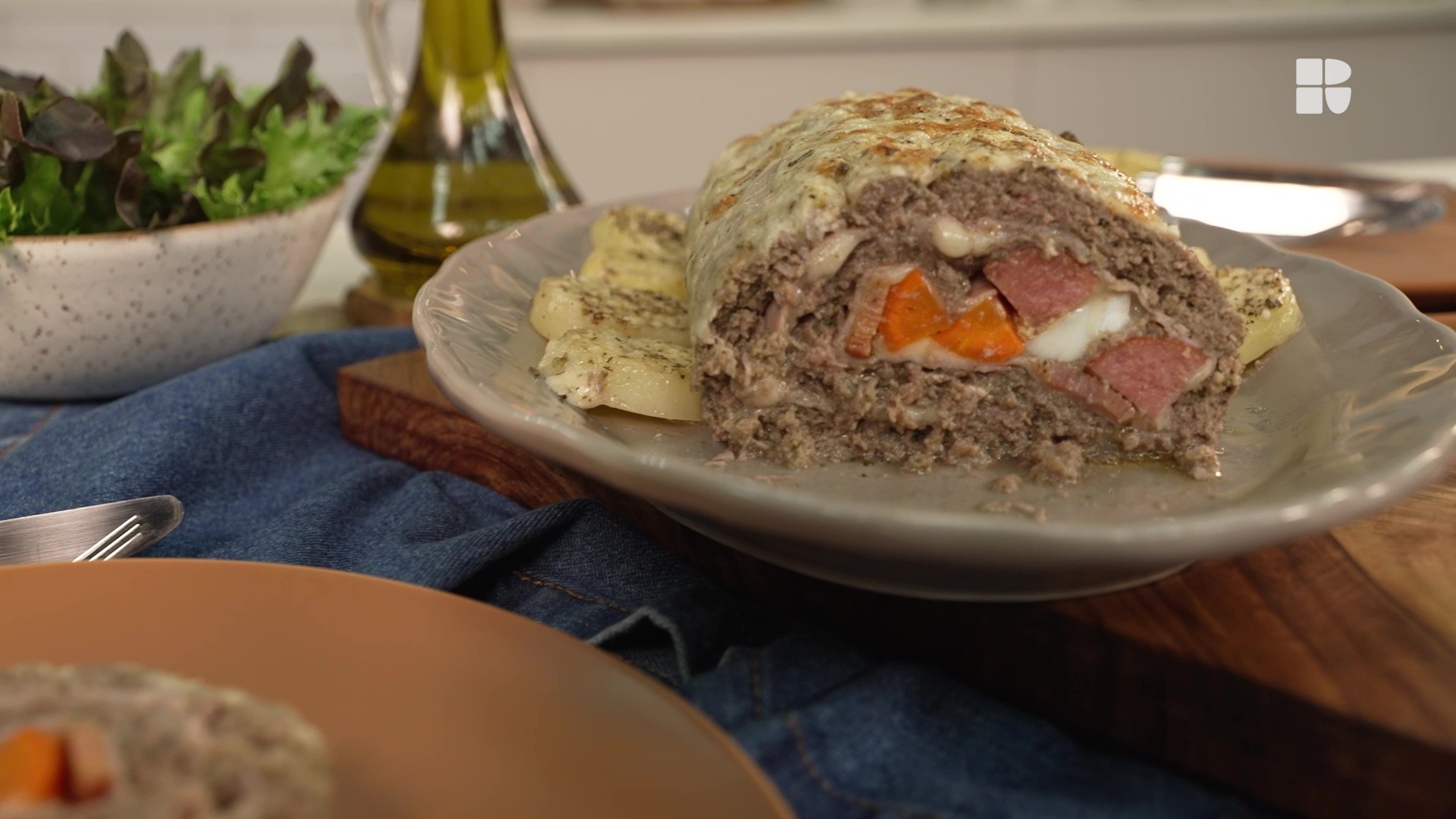 Rocambole de carne moída recheado | Receitas