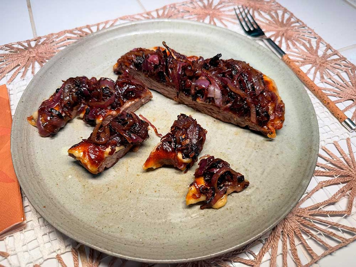 Fraldinha com queijo e cebola caramelizada | É de Casa | Receitas