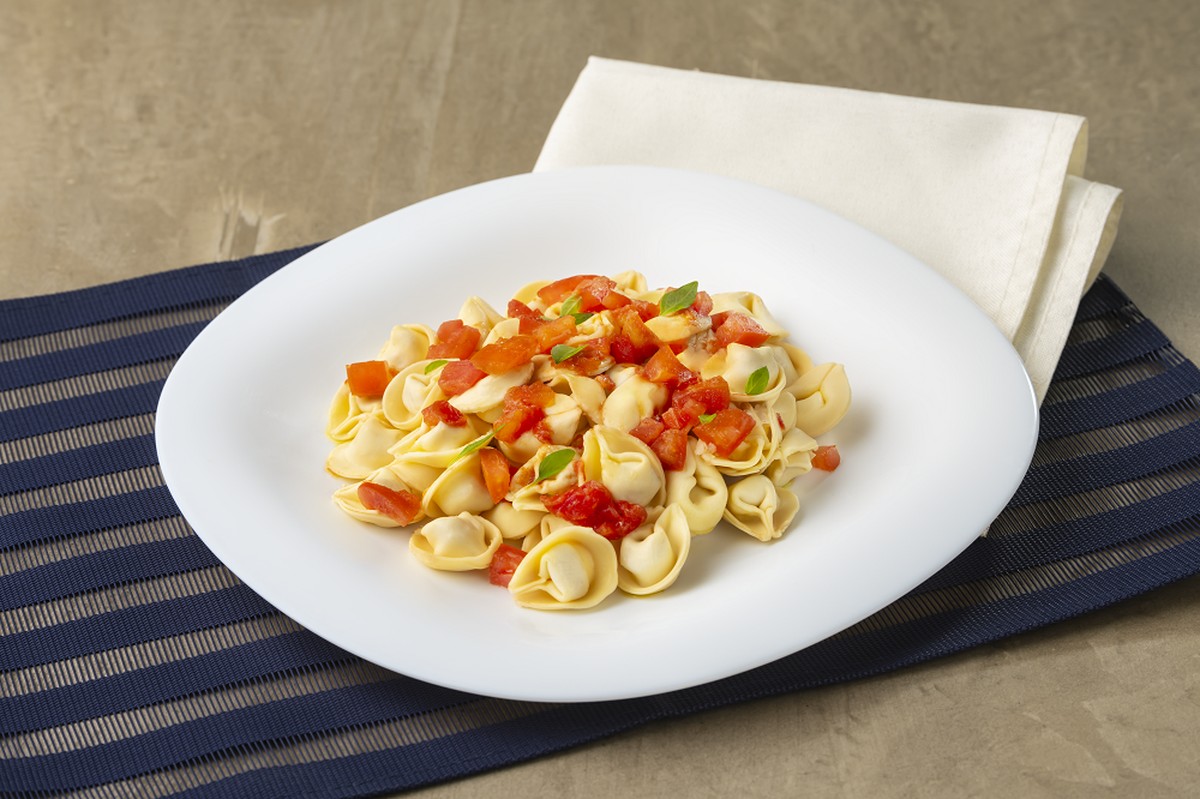 Agnolini de frango ao molho de tomate e manjericão - Receitas Práticas