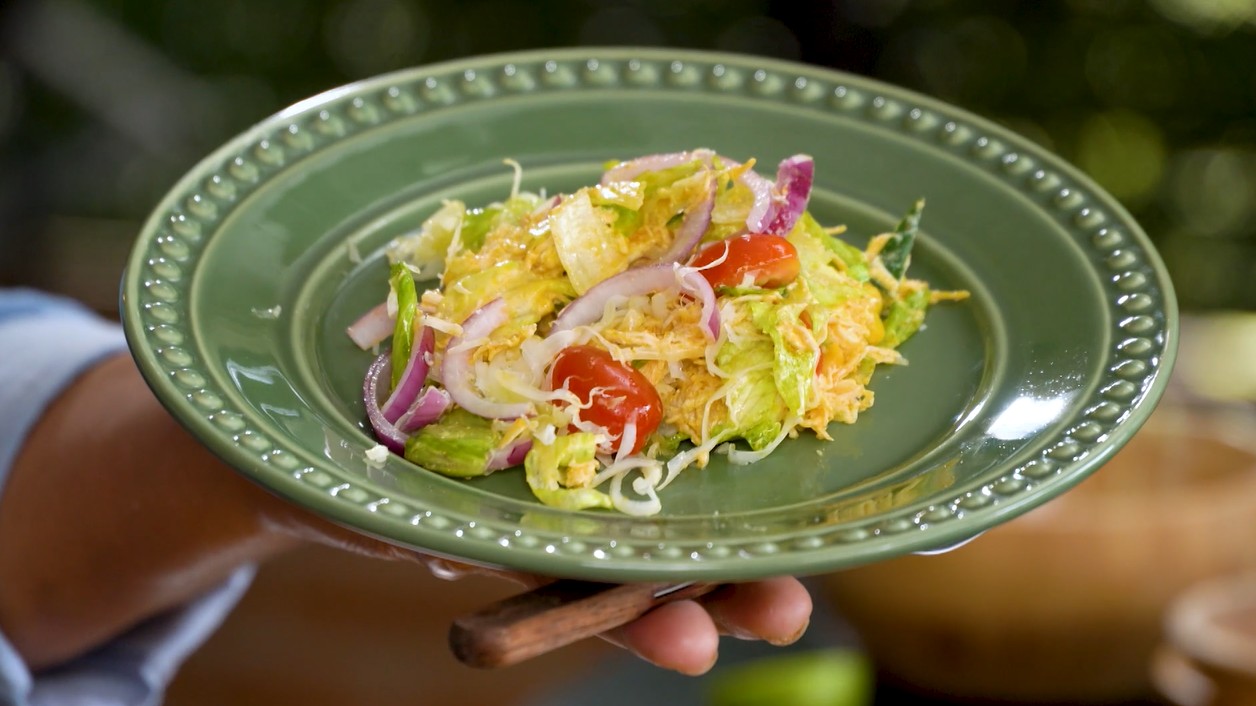 Salada de frango desfiado com molho de iogurte: Receita do Zé Almiro ...