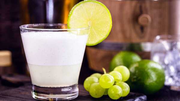 Konirinha: caipivodka de limão-siciliano, uva e pimenta-rosa | Receitas