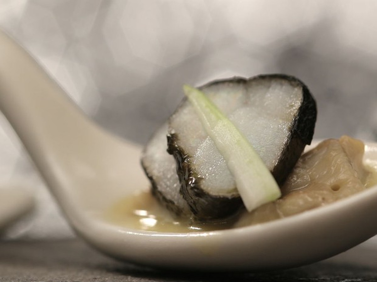 Peixe-sapo com nori, shitake e missô