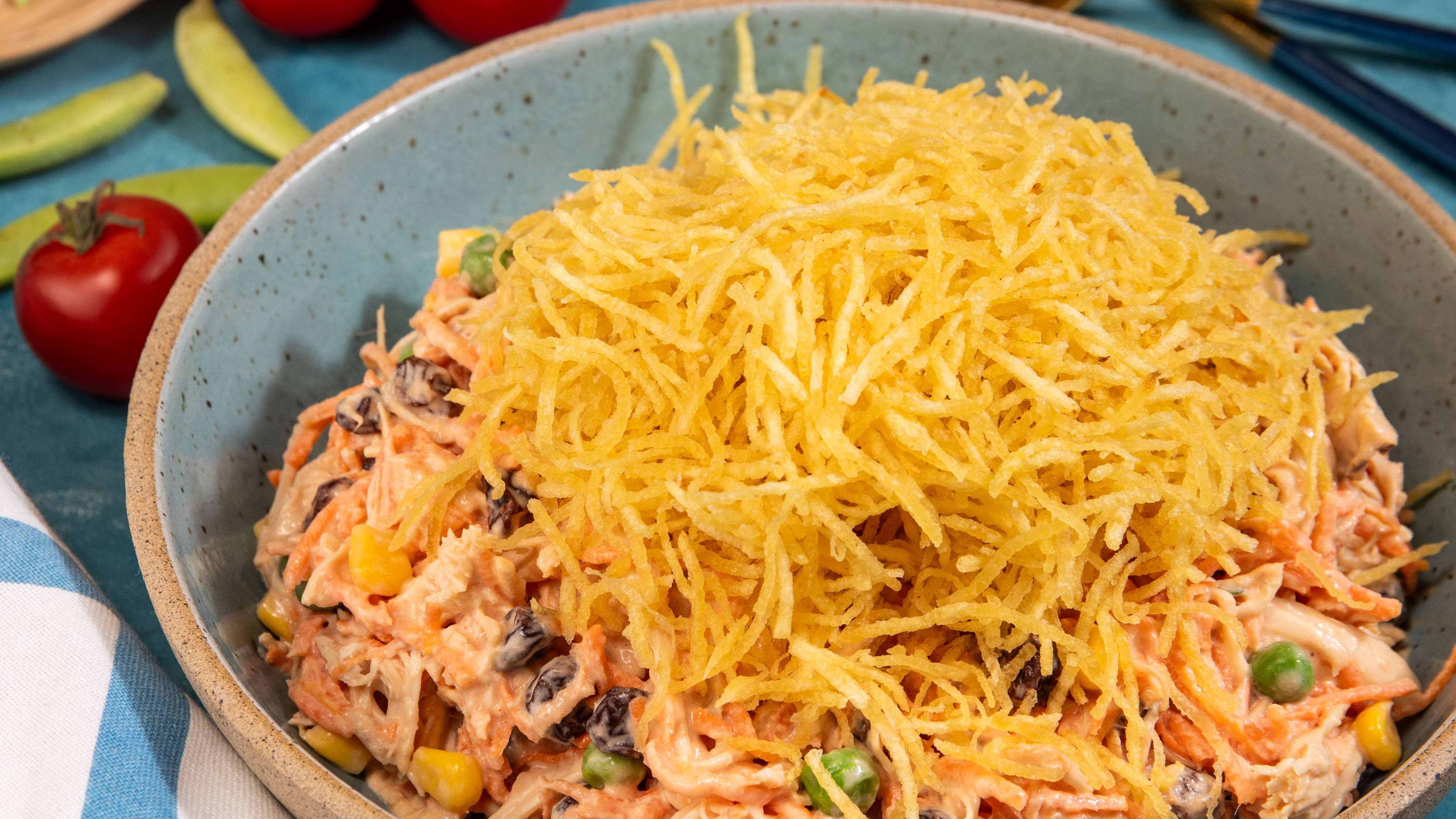 Salada de batata frita com molho rosé: aprenda a fazer a receita que ...